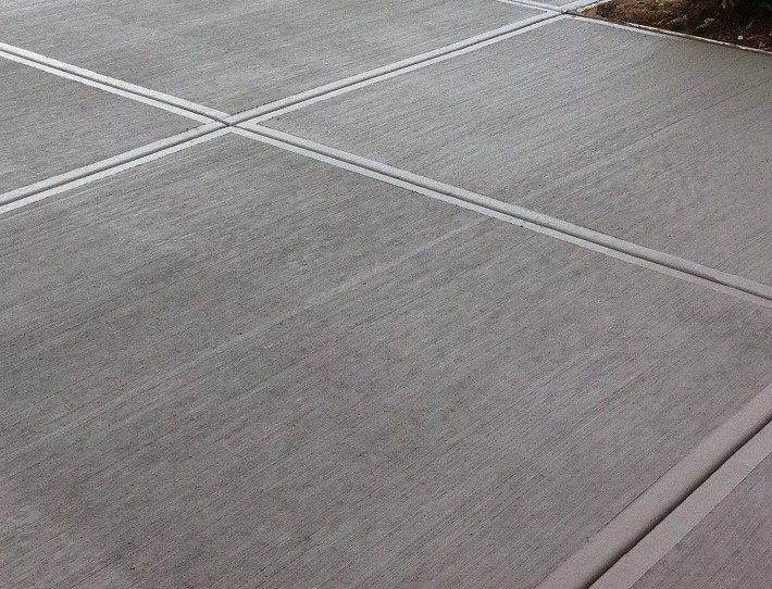 Le béton balayé : avantages, utilisations, prix et pose – Tout sur le béton